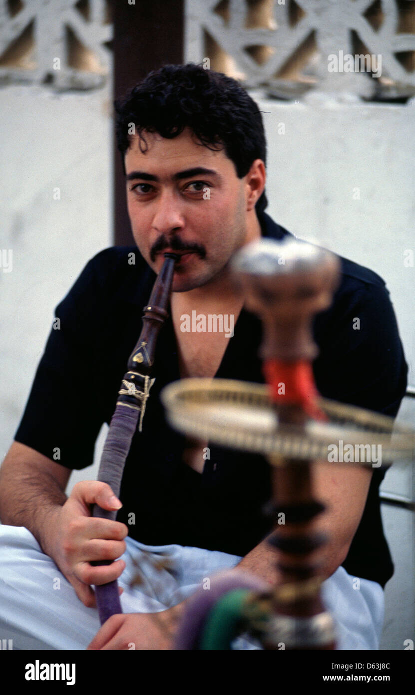 Saudi arabia shisha waterpipe cafe hi-res stock photography and images ...