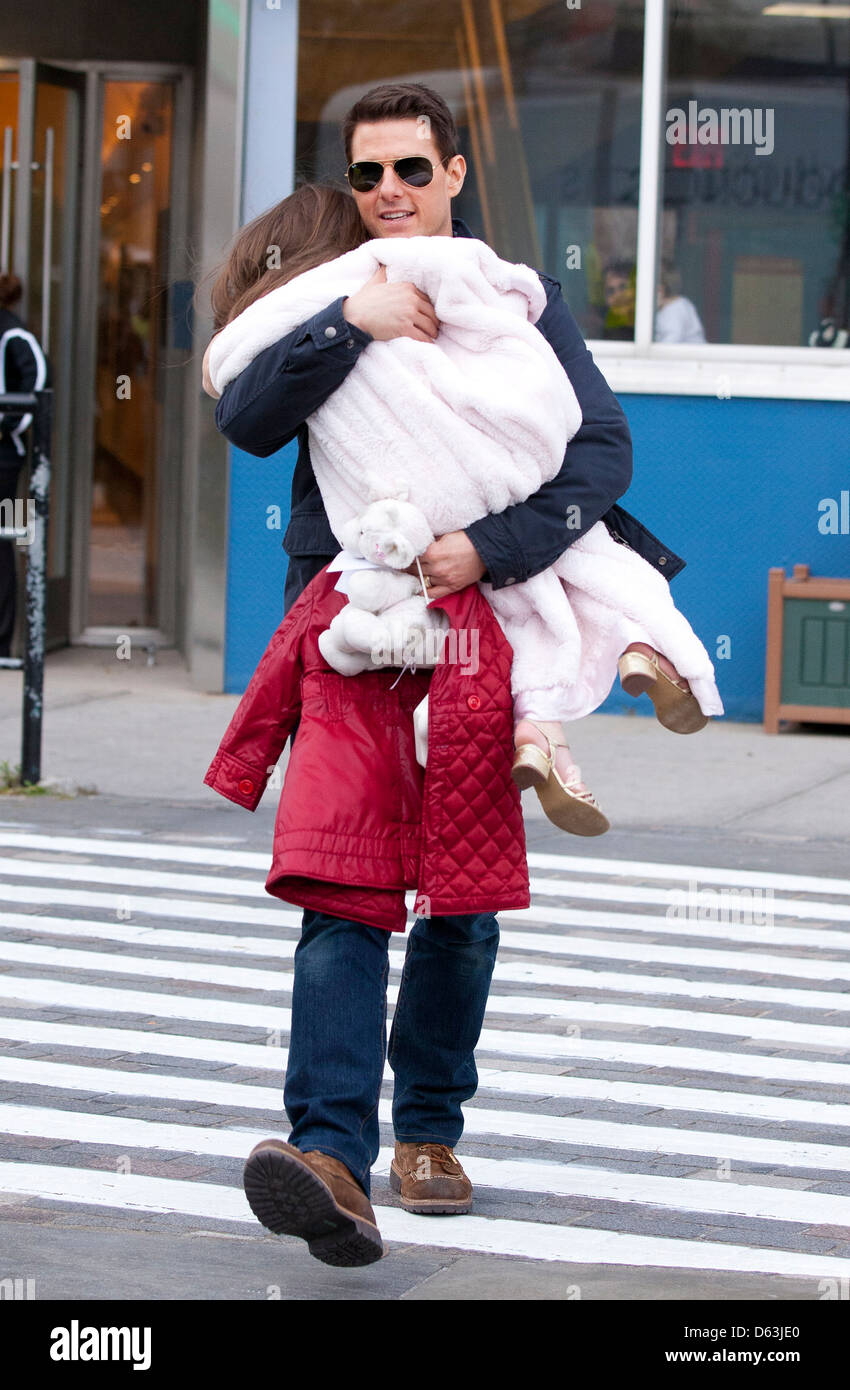 Tom Cruise Y Suri Cruise Suri Cruise Celebrates The Holidays With