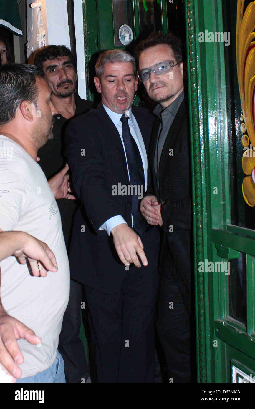 U2 singer Bono is swarmed by fans while at dinner Buenos Aires ...