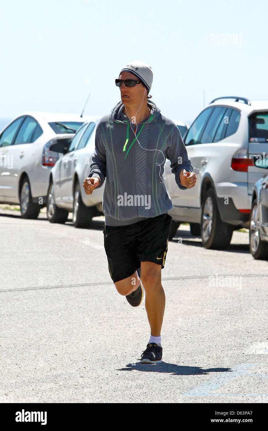 Matthew McConaughey 'The Lincoln Lawyer' star starting a mile run along ...