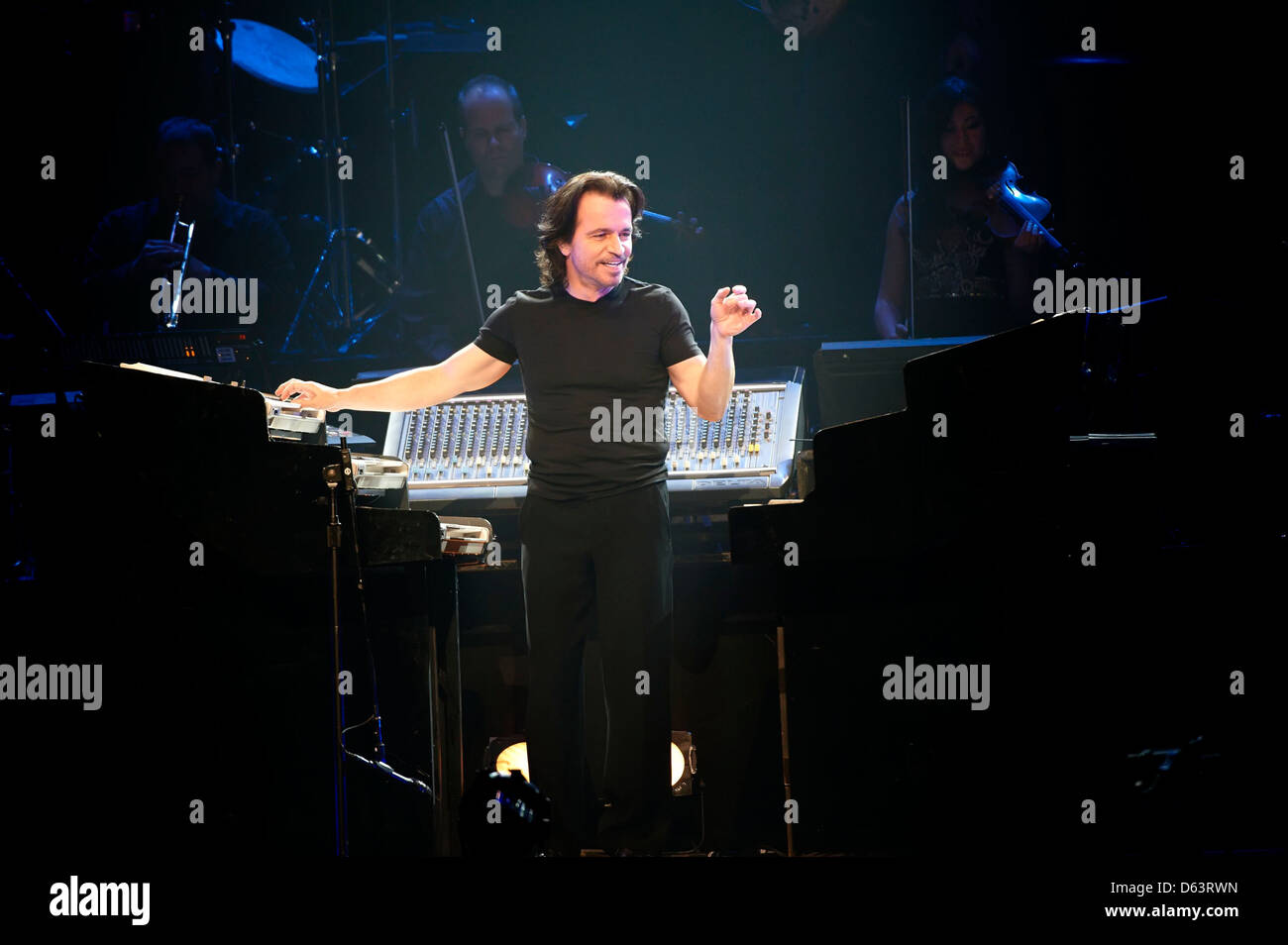 Yanni live hi-res stock photography and images - Alamy
