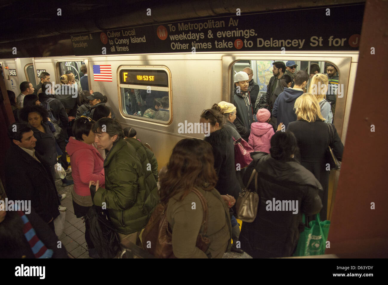 Crowded subway platform in Manhattan, NYC Stock Photo - Alamy