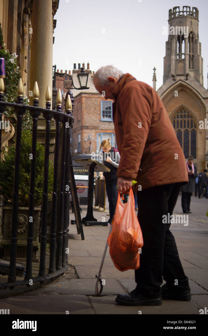 Man litter picking hi-res stock photography and images - Alamy