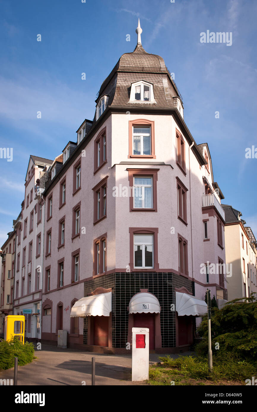 Triangle building hi-res stock photography and images - Alamy