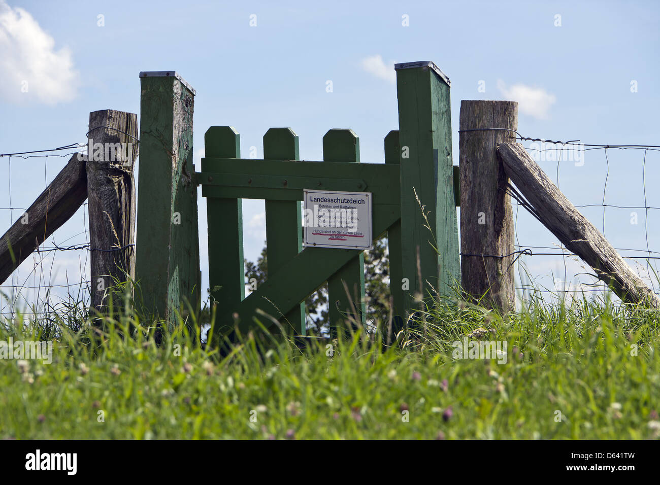 Flood defence embankment hi-res stock photography and images - Alamy