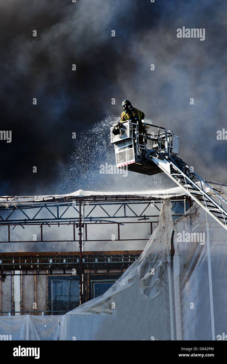 Fireman extinguishing building hi-res stock photography and images - Alamy