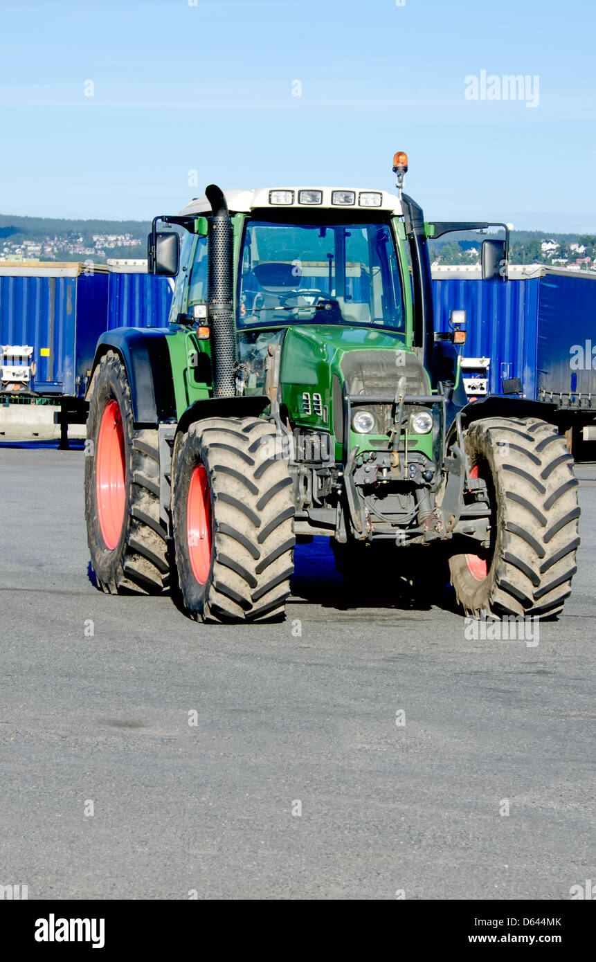 Green tractor hi-res stock photography and images - Alamy