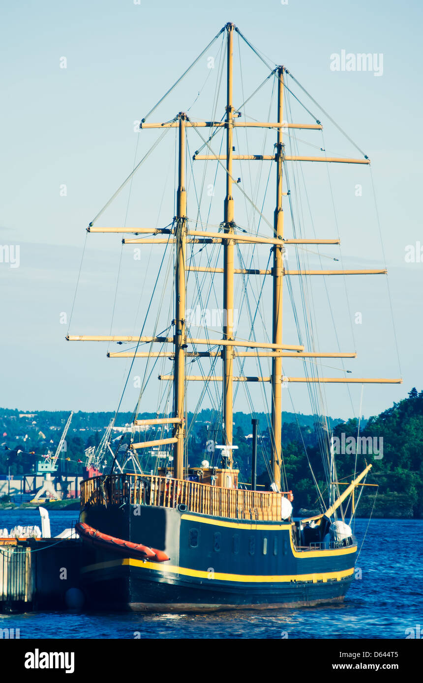 Tall boat masts hi-res stock photography and images - Alamy