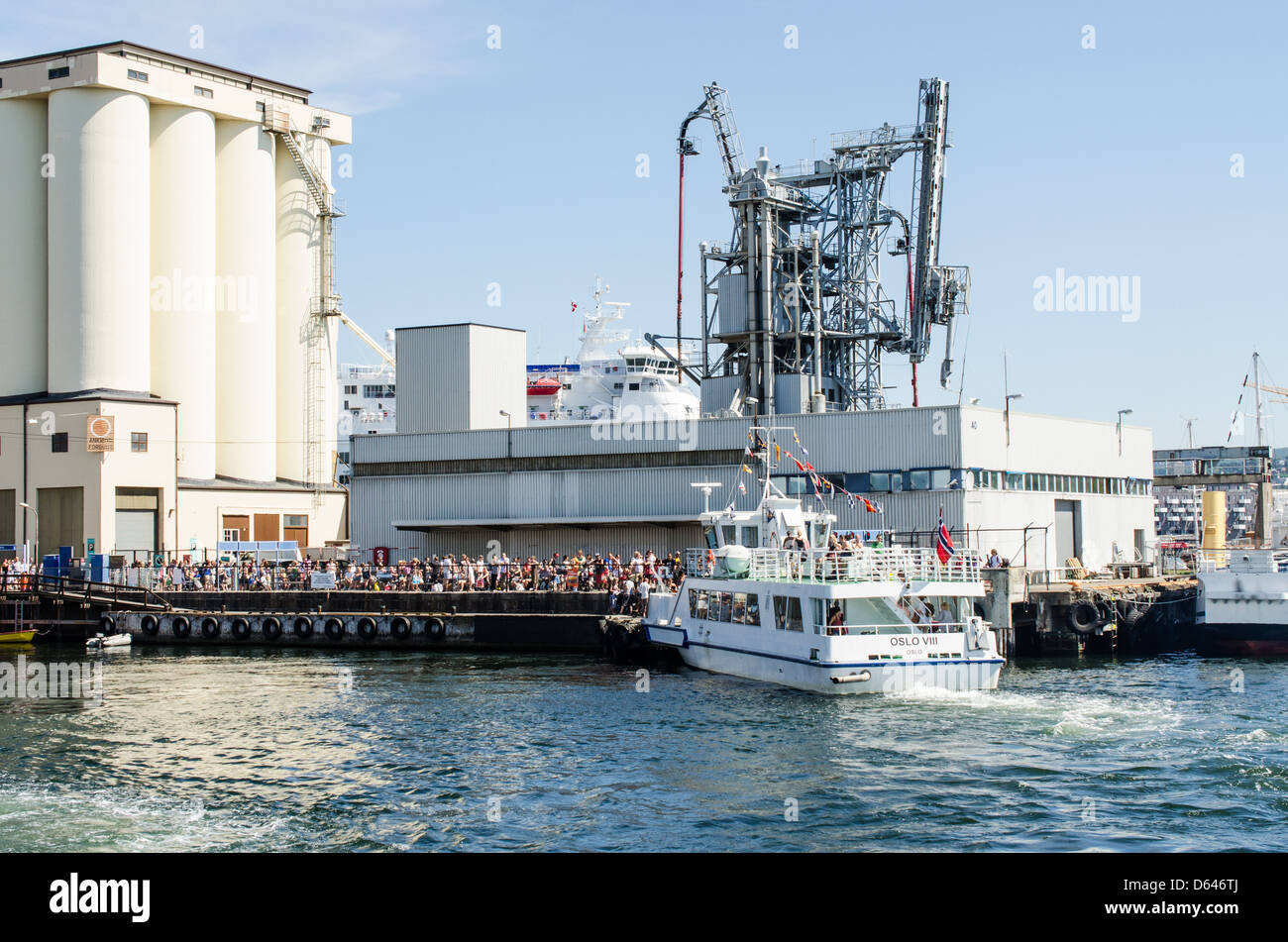 Cruise ship crowd ferry hi-res stock photography and images - Alamy