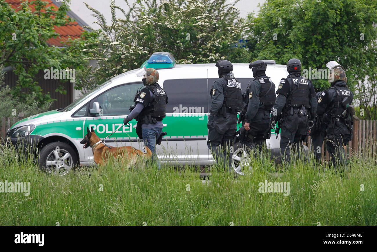 Swat police team arrives hi-res stock photography and images - Alamy