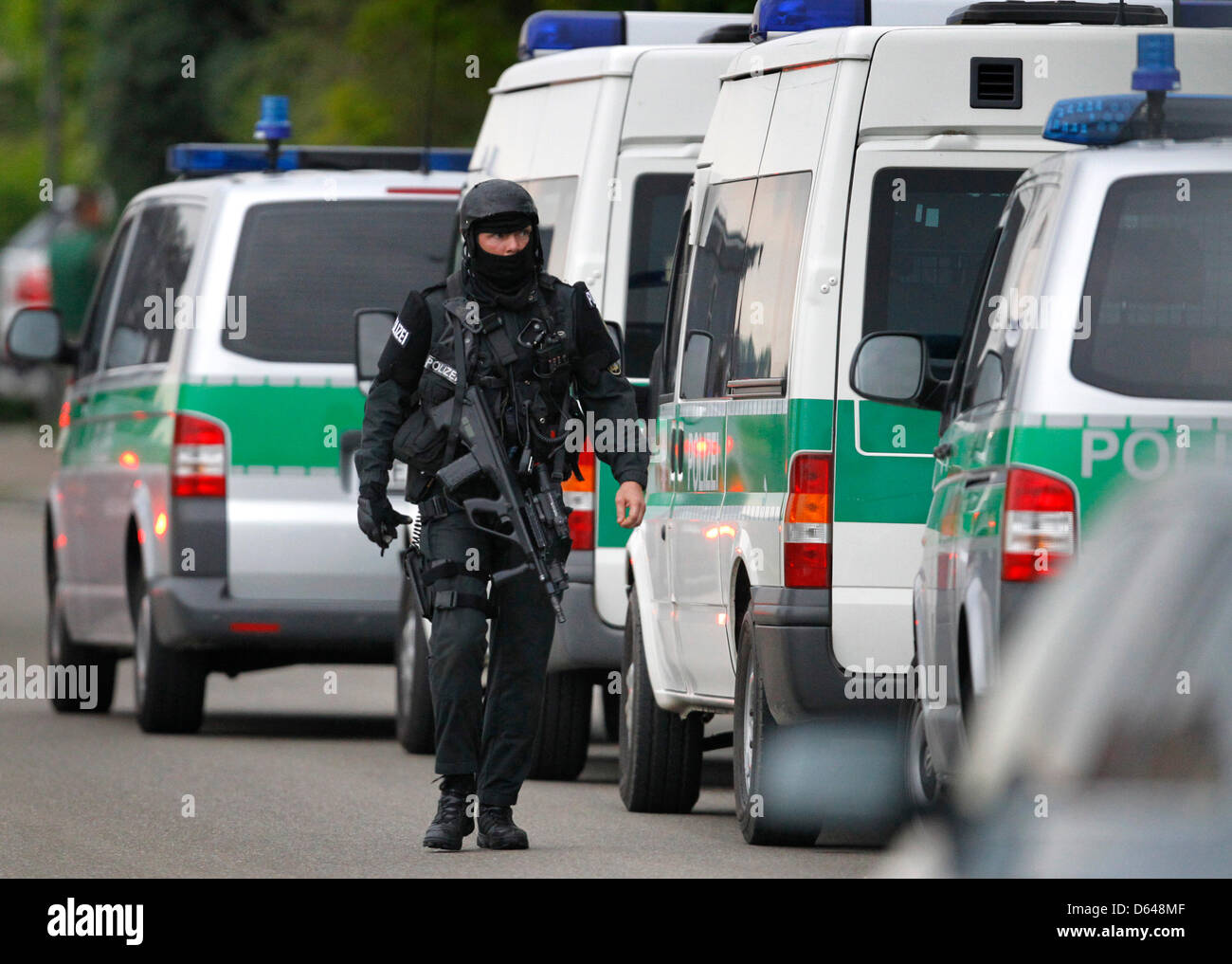 Swat police team arrives hi-res stock photography and images - Alamy