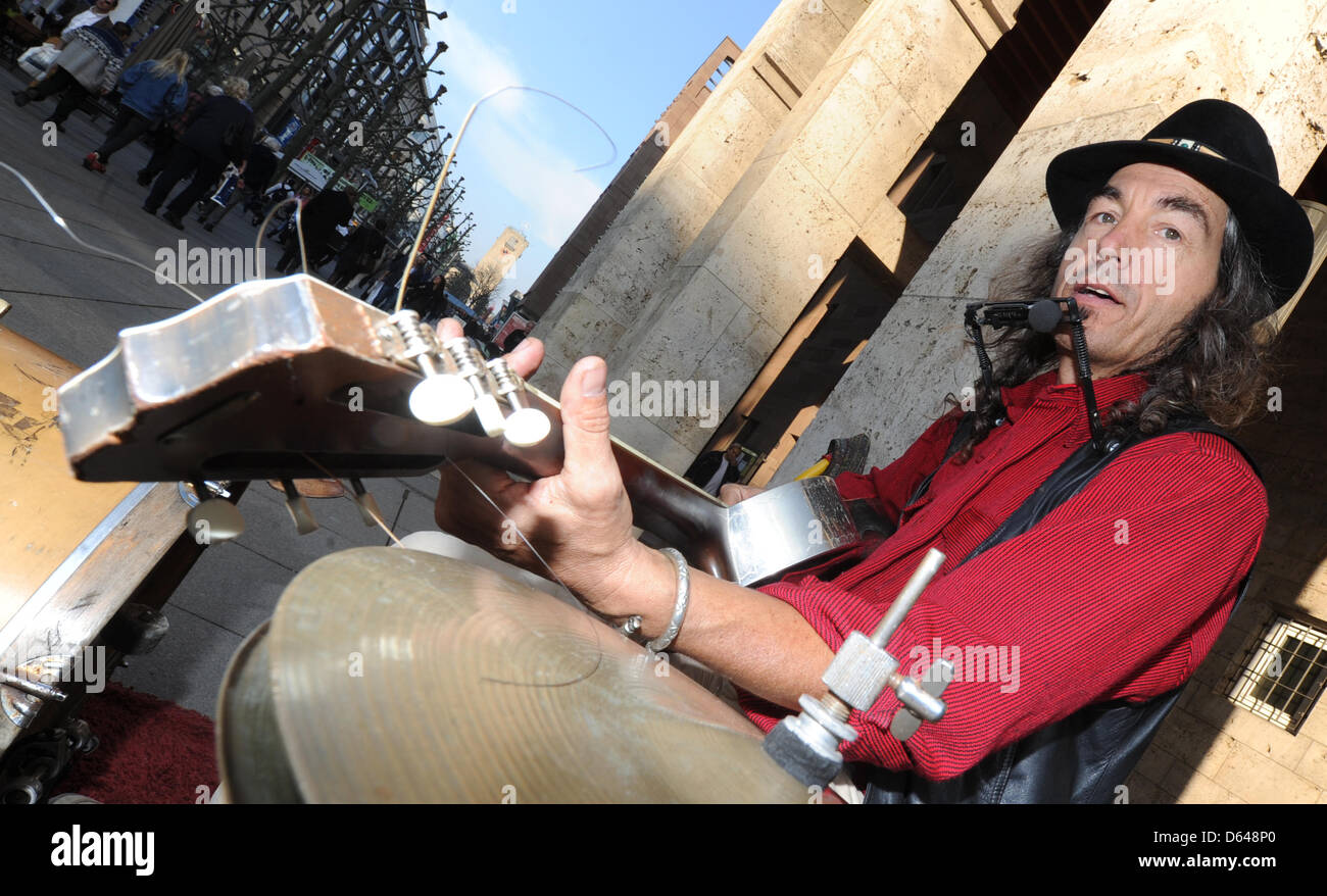 Street musician Gee Gee Kettel performs in the Koenigsstraße (King's ...