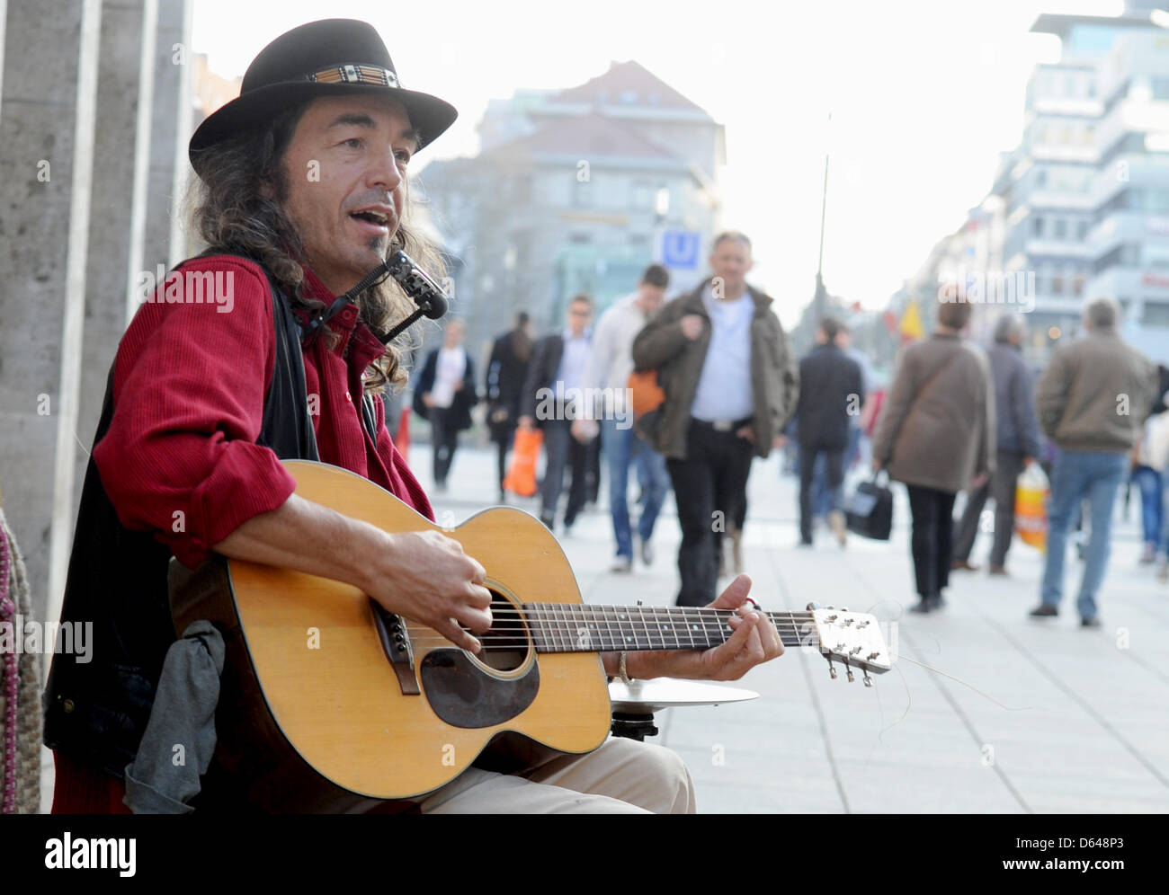 Street musician Gee Gee Kettel performs in the Koenigsstraße (King's ...