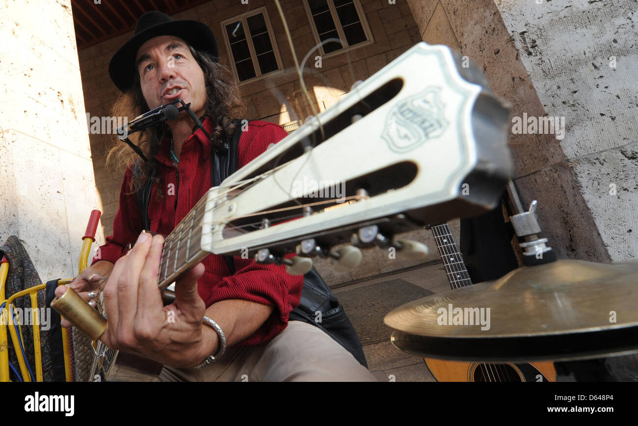 Street musician Gee Gee Kettel performs in the Koenigsstraße (King's ...