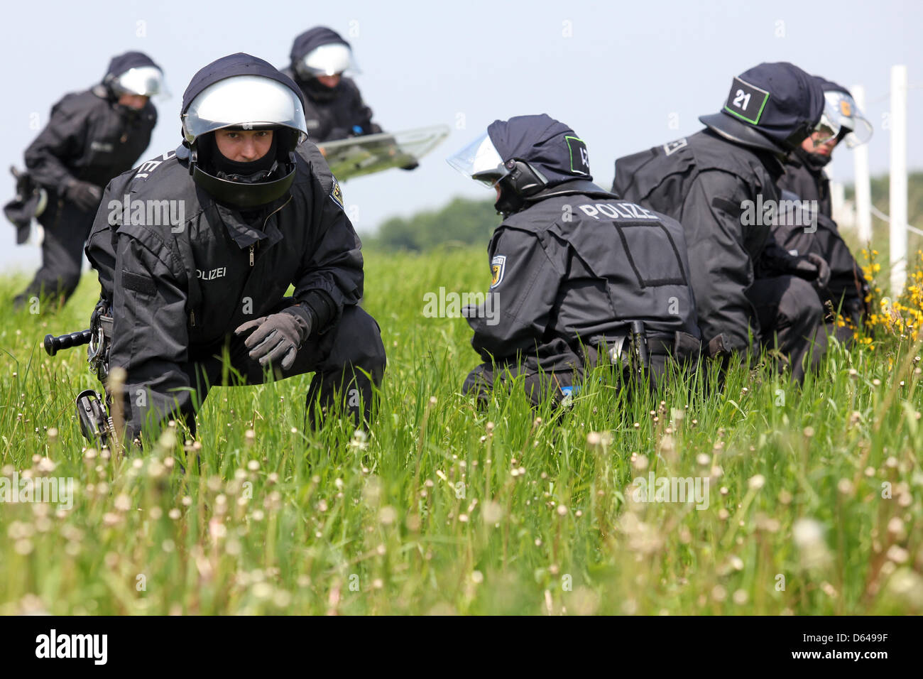 German Federal Riot Police units huddle in a field in Schlagresdorf ...