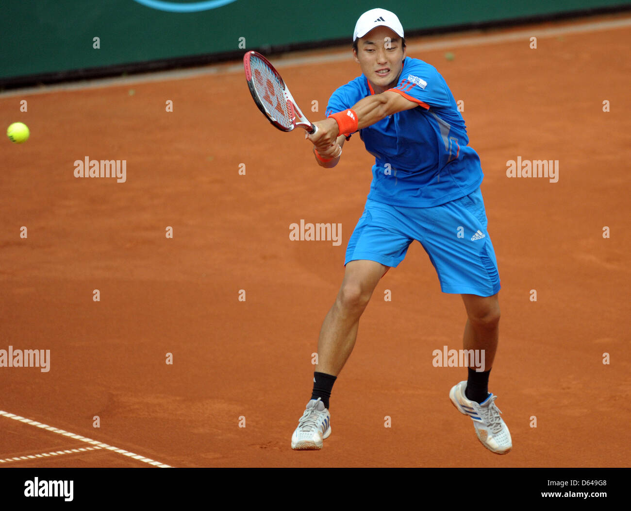 Japan's Go Soeda plays against Argentinia's Berlocq on the fourth day ...