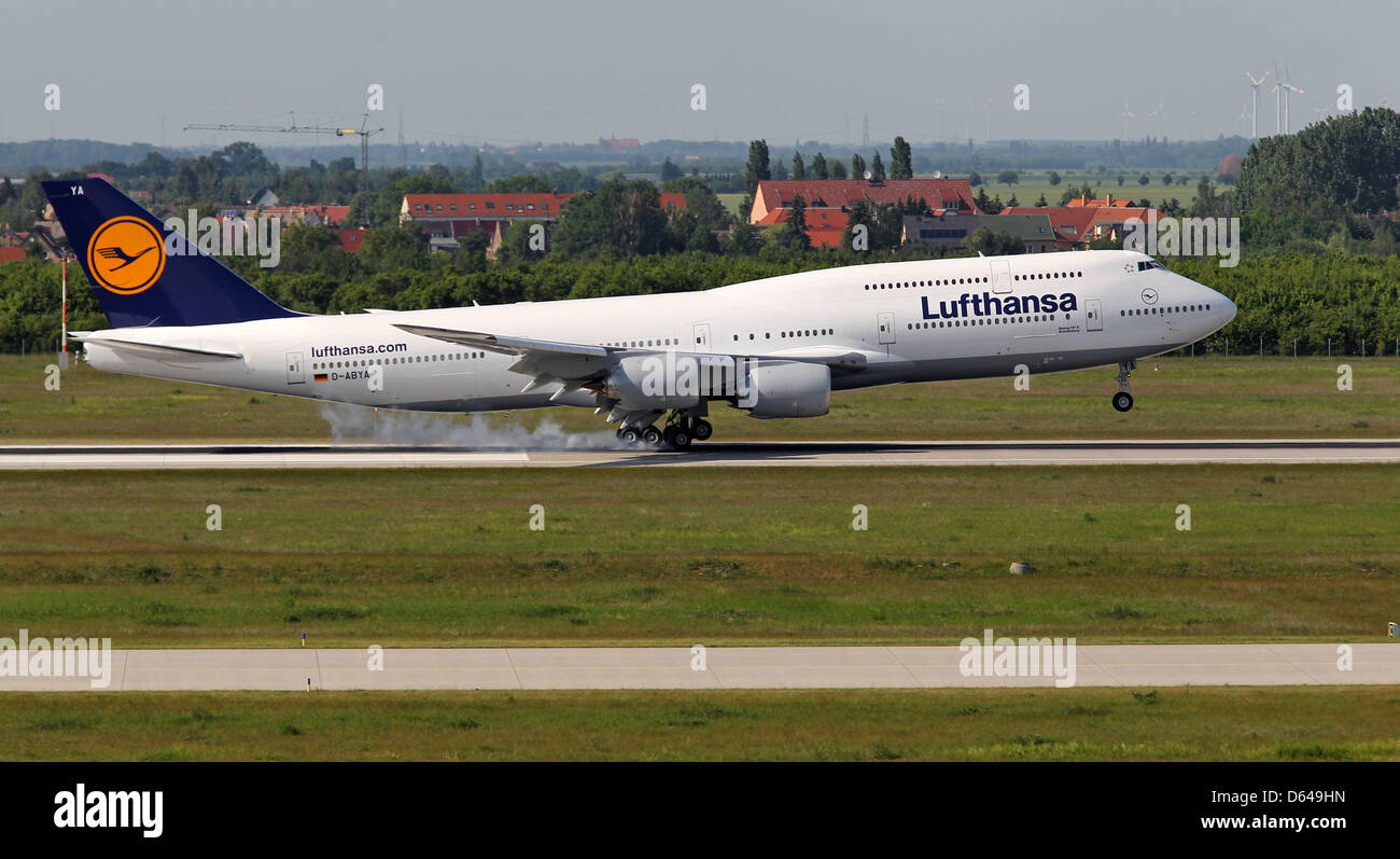 Boeing 747 landing test hi-res stock photography and images - Alamy