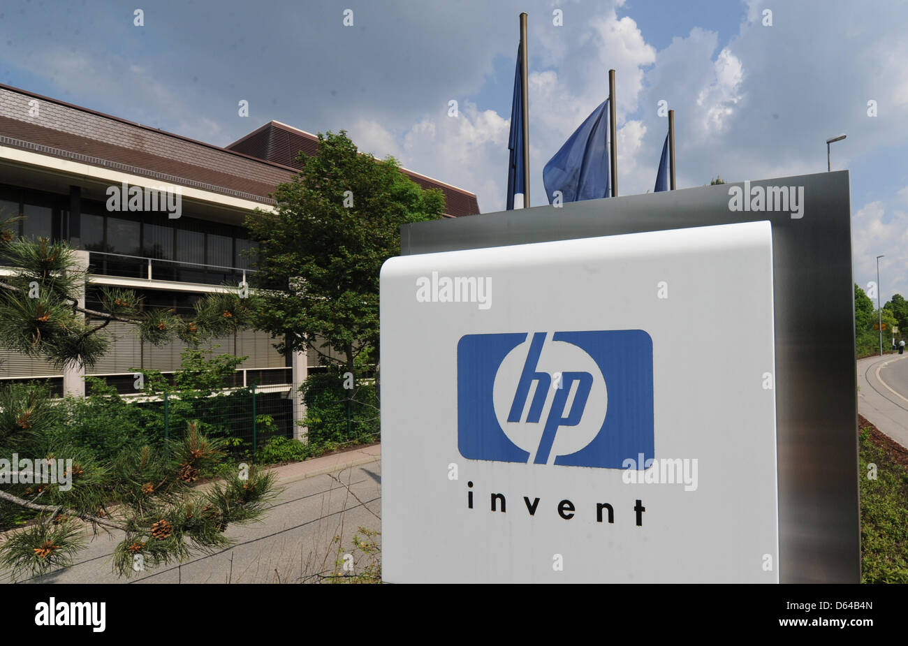 A sign with the logo of information technology corporation Hewlett ...