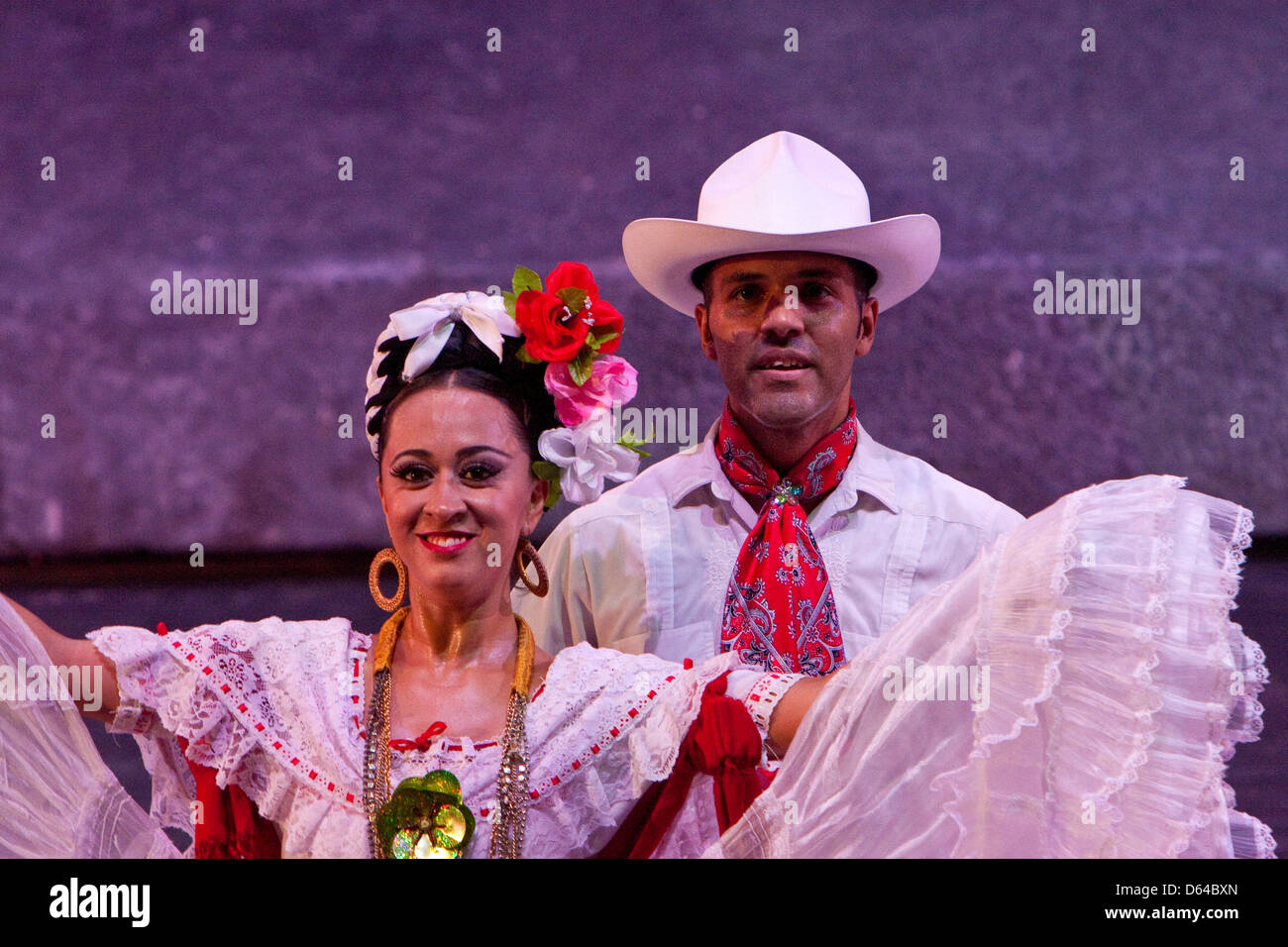 Woman mexico dancing hi-res stock photography and images - Alamy