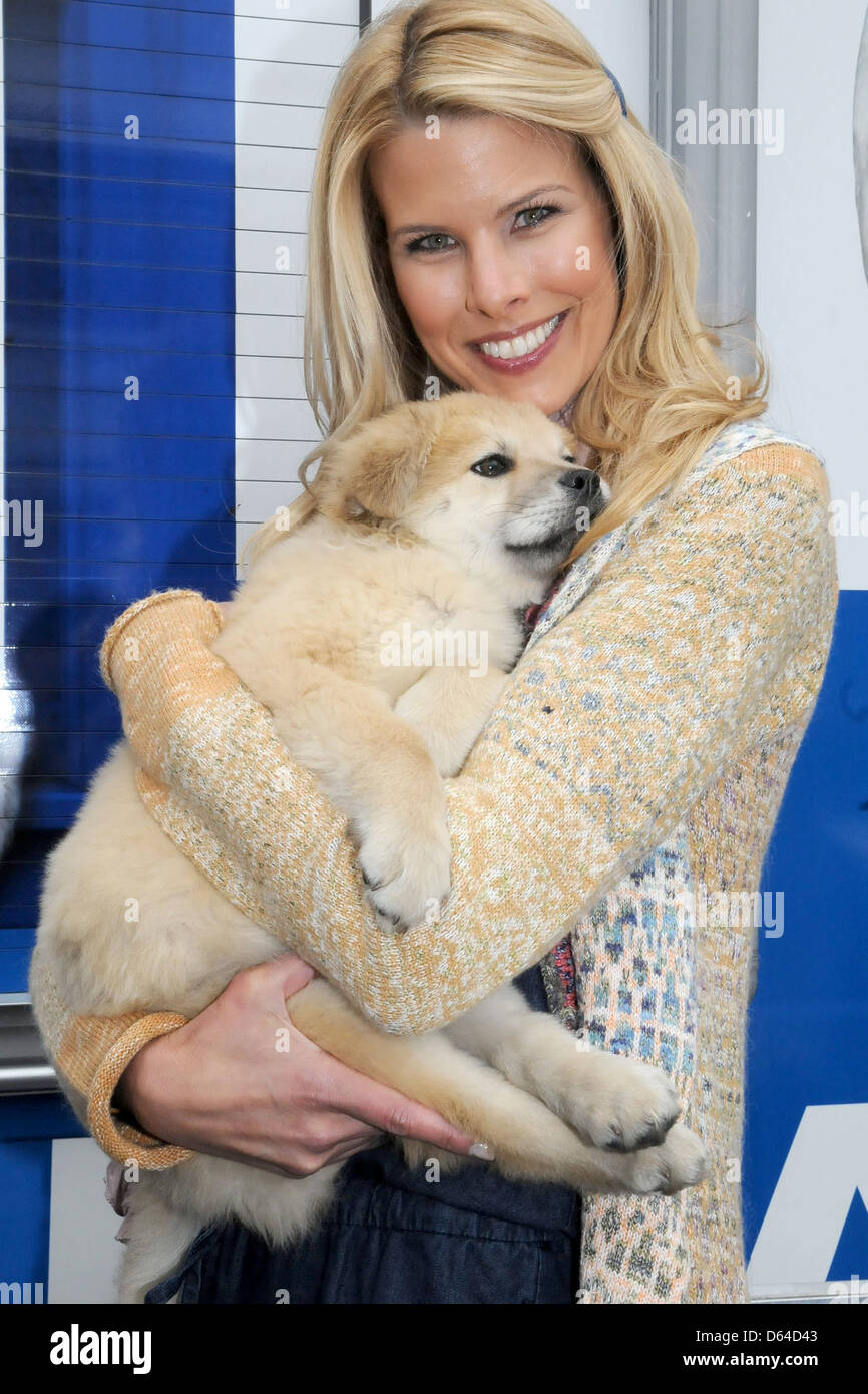 Beth Ostrosky Stern Press conference to send off North Shore Animal ...