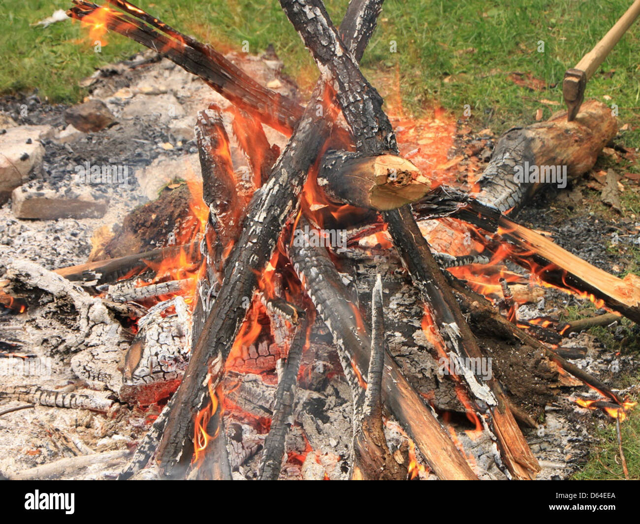 Campfire-In-The-Woods res 58722 Stock Photo - Alamy