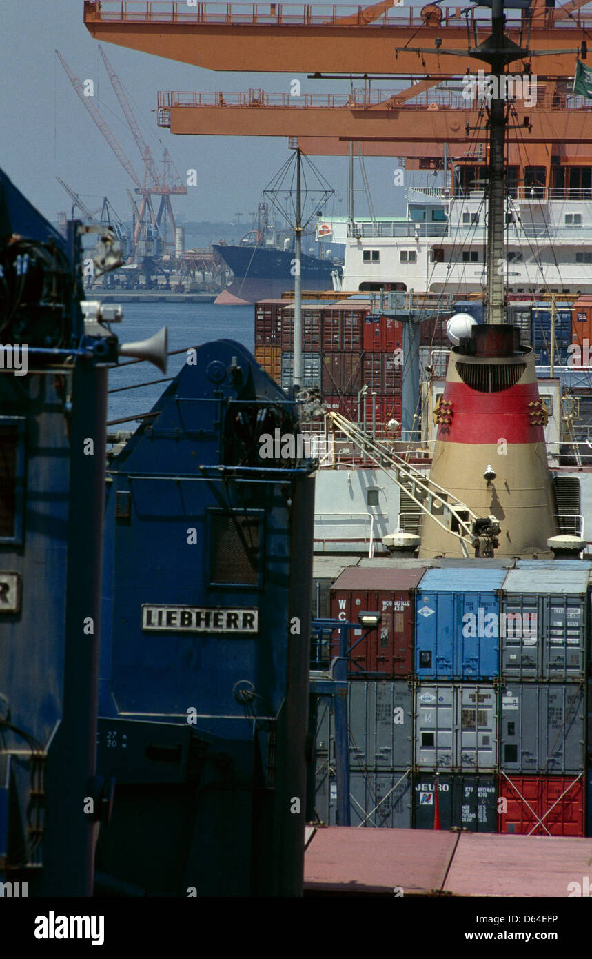 The large modernized container and general purpose cargo port in Jeddah ...