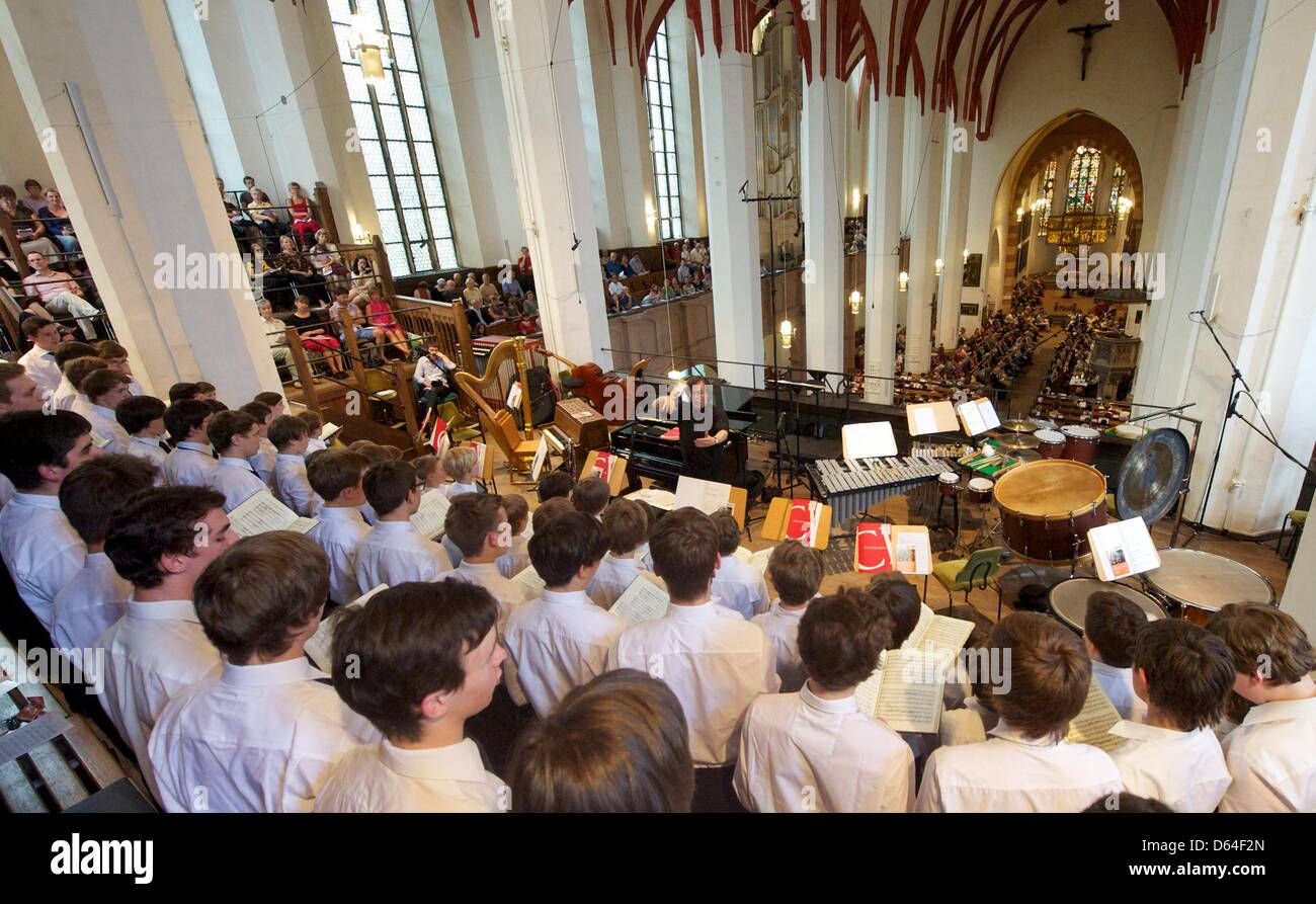 The Thomanerchor (St. Thomas Choir of Leipzig) wait sing at the St ...