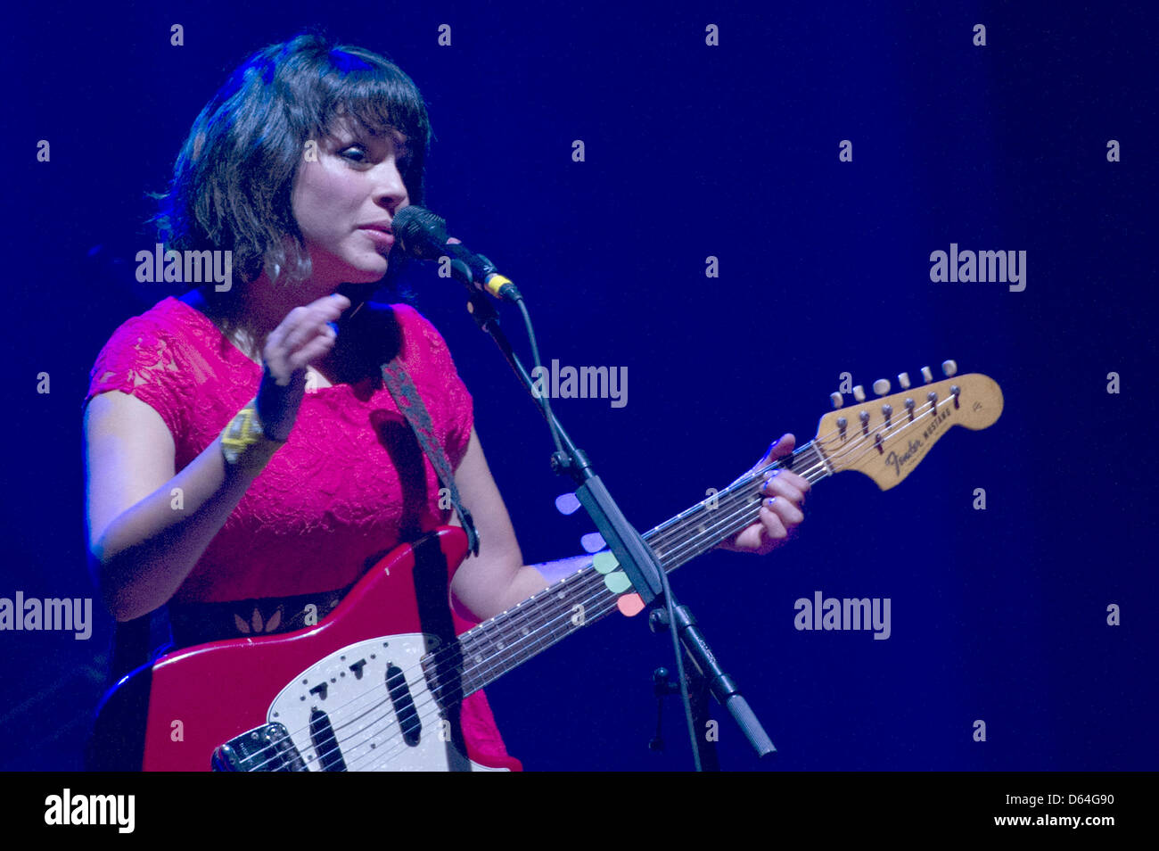 The US-American singer Norah Jones performs on stage at the Alte Oper ...