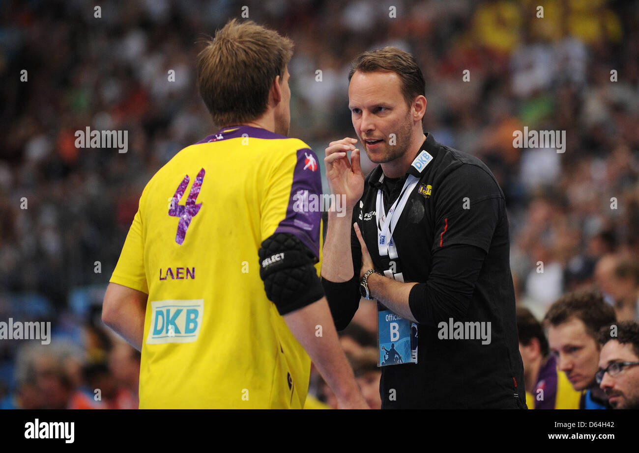 Berlin's coach Dagur Sigurdsson talks to Torsten Laen during a handball ...