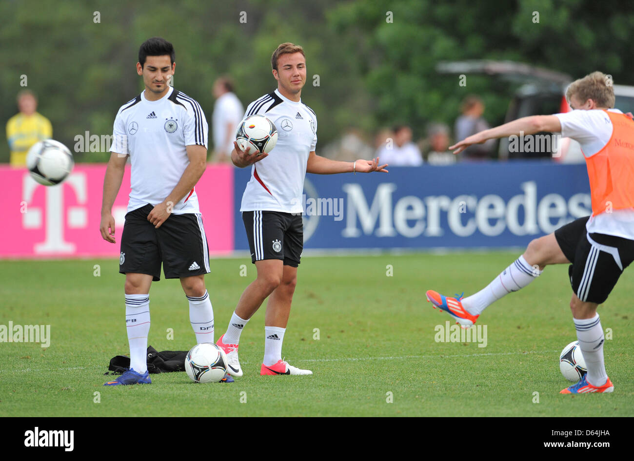 National soccer players Ilkay Gundogan (L-R), Mario Goetze and Andre ...
