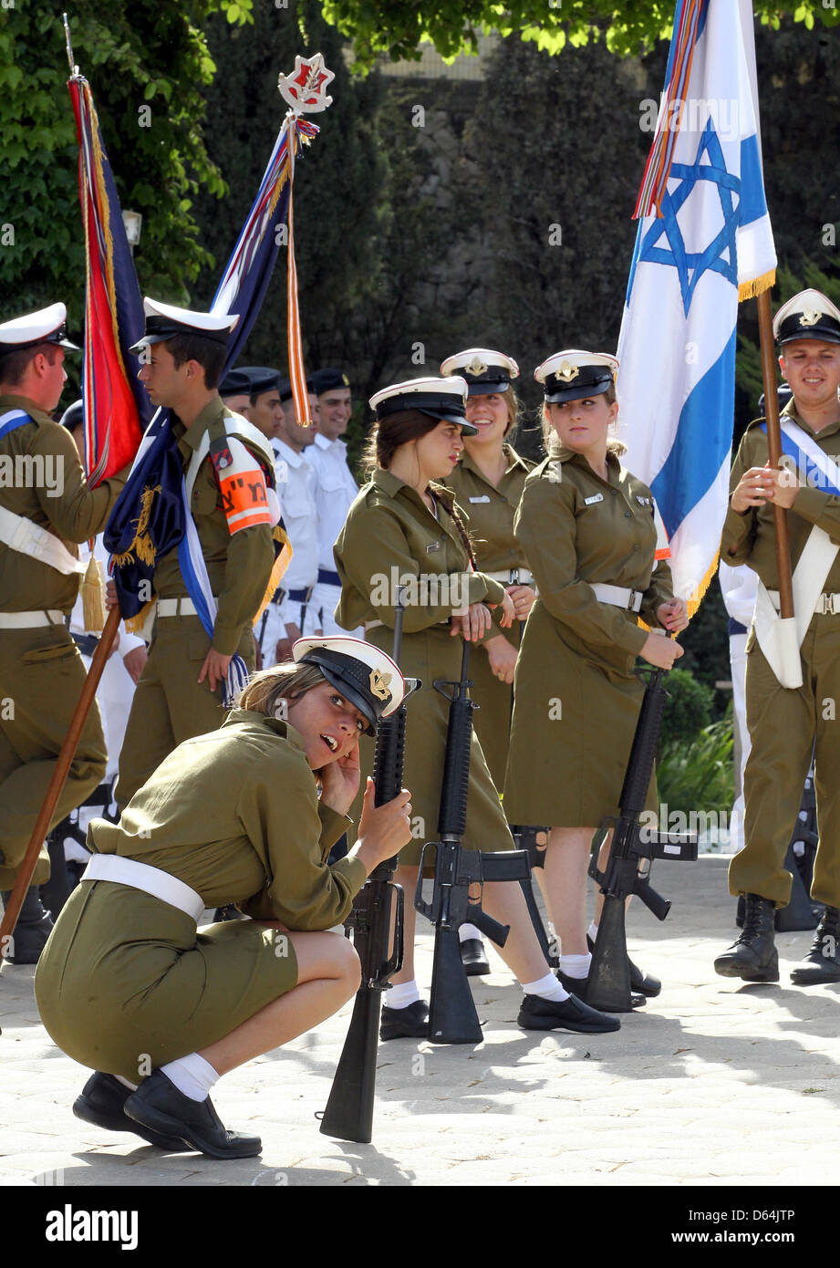 Female and male soldiers of the Israeli Army wait for the arrival of ...