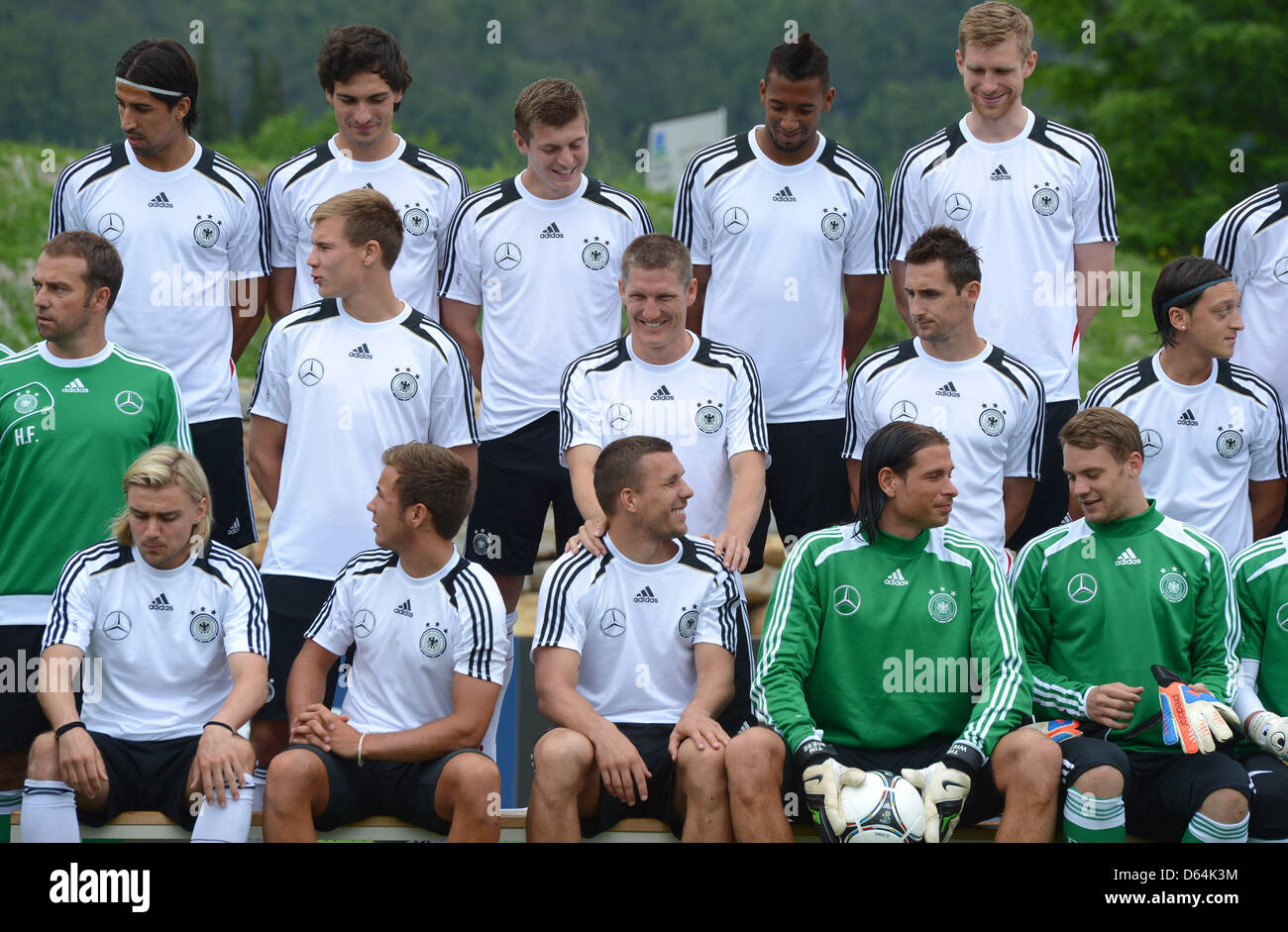 The German national soccer team, (behind L-R) Sami Khedira, Mats ...