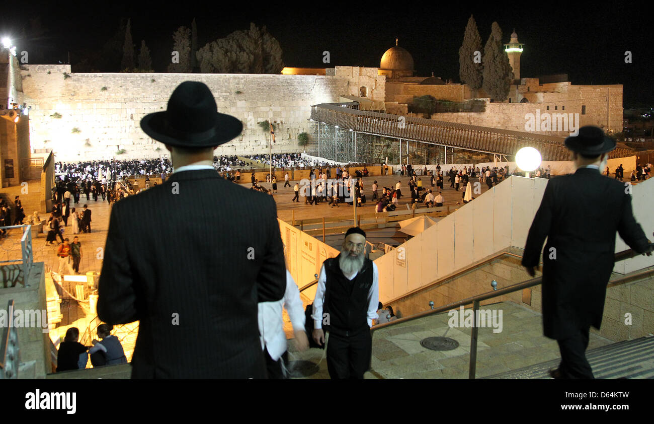 Orthodox Jews walk to the Wailing Wall in Jerusalem, Israel, 28 May ...