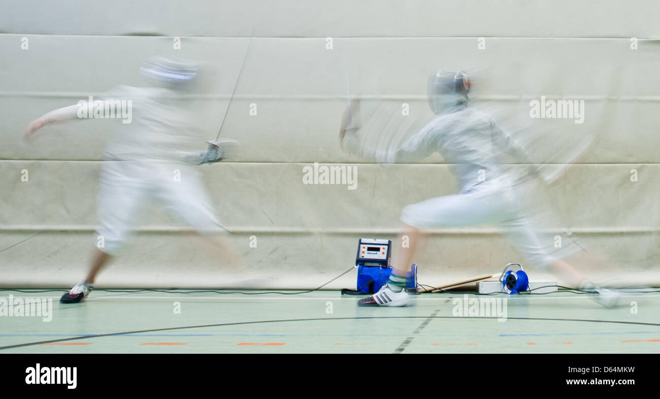 Two pupils practice fencing at the Bertolt-Brecht-School in Nuremberg ...