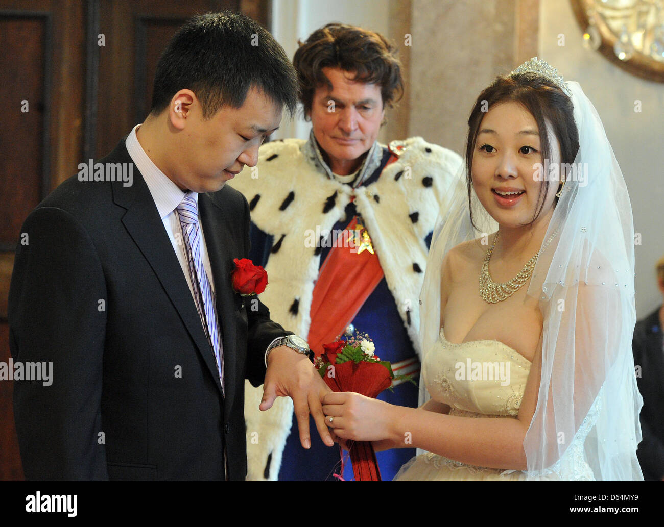 Chinese wedding customs hi-res stock photography and images - Alamy