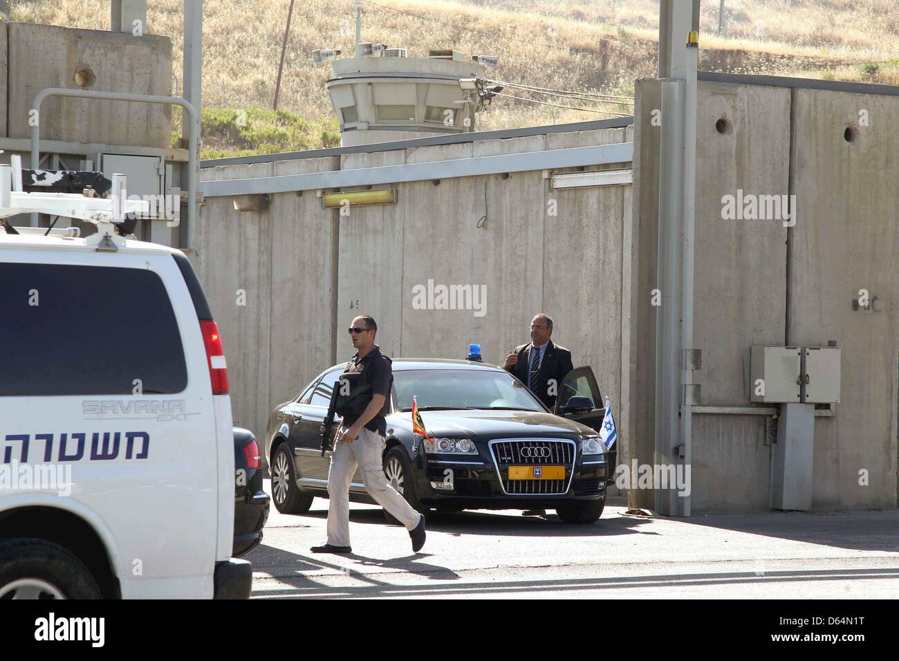 Securiry personnel guard the change of cars of the German President ...