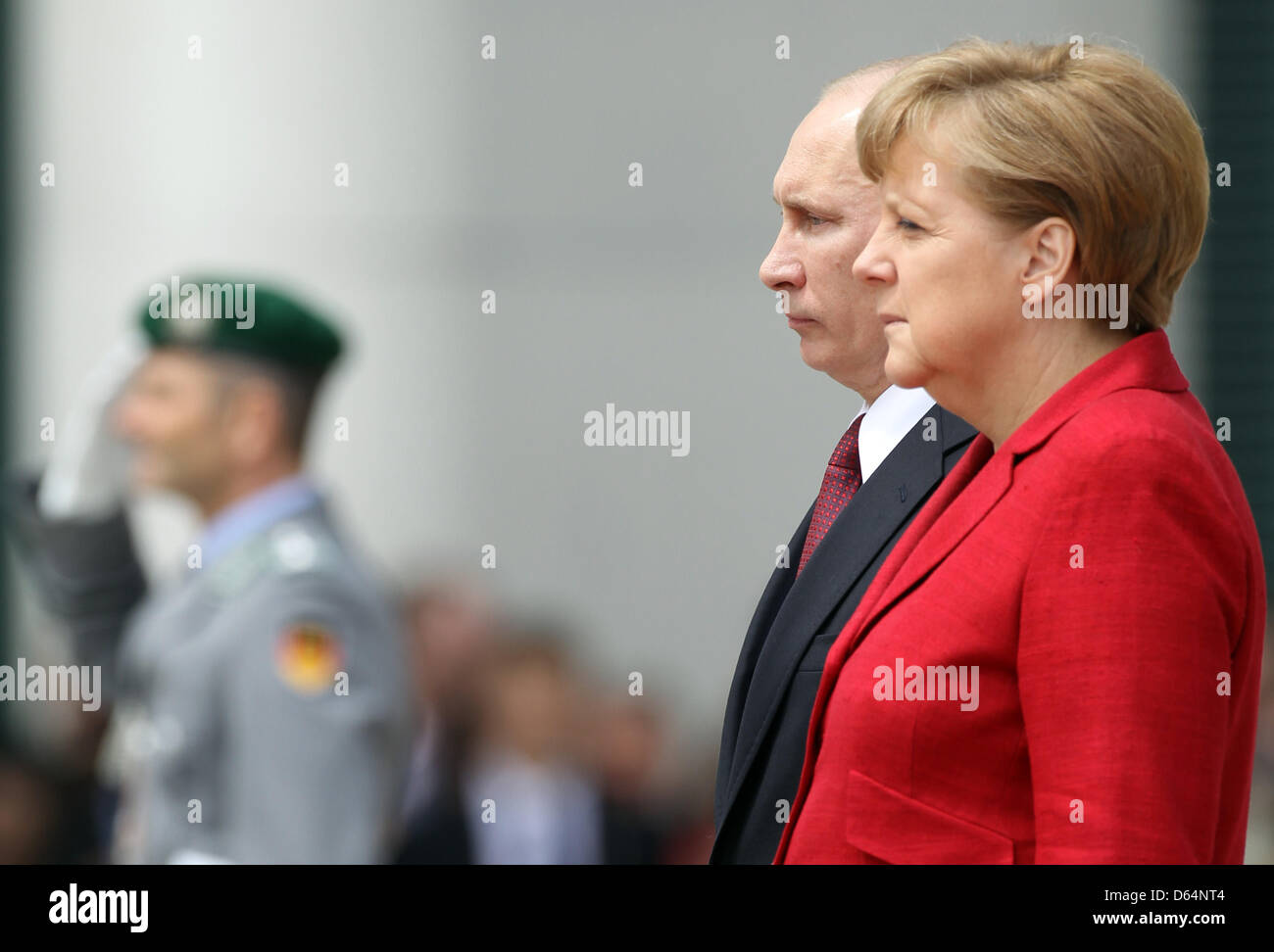 German chancellor Angela Merkel (r) recieves Russia's President Putin ...