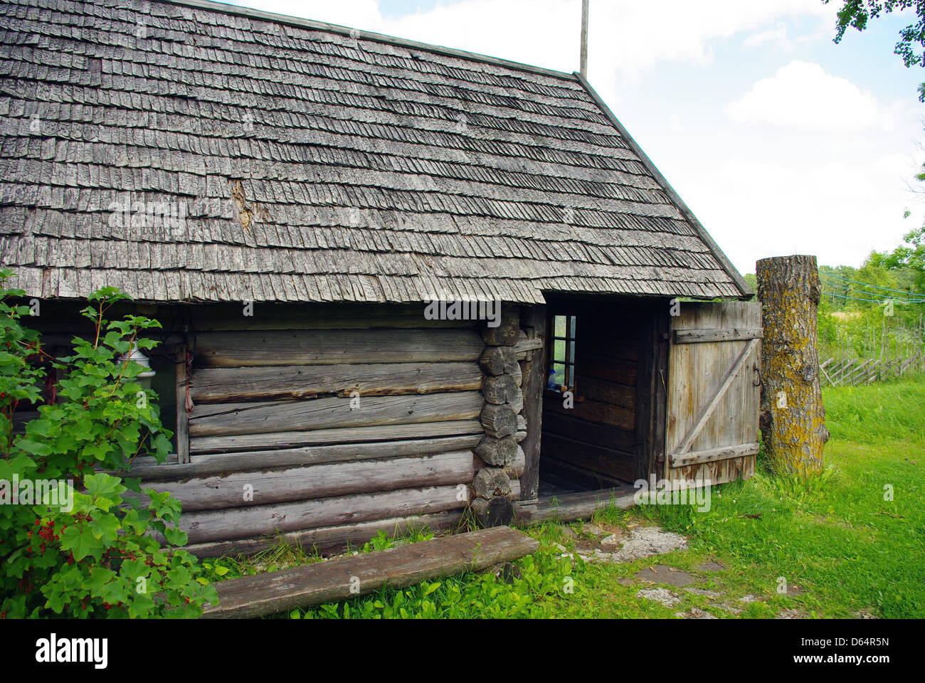 Old wooden cottage hi-res stock photography and images - Alamy