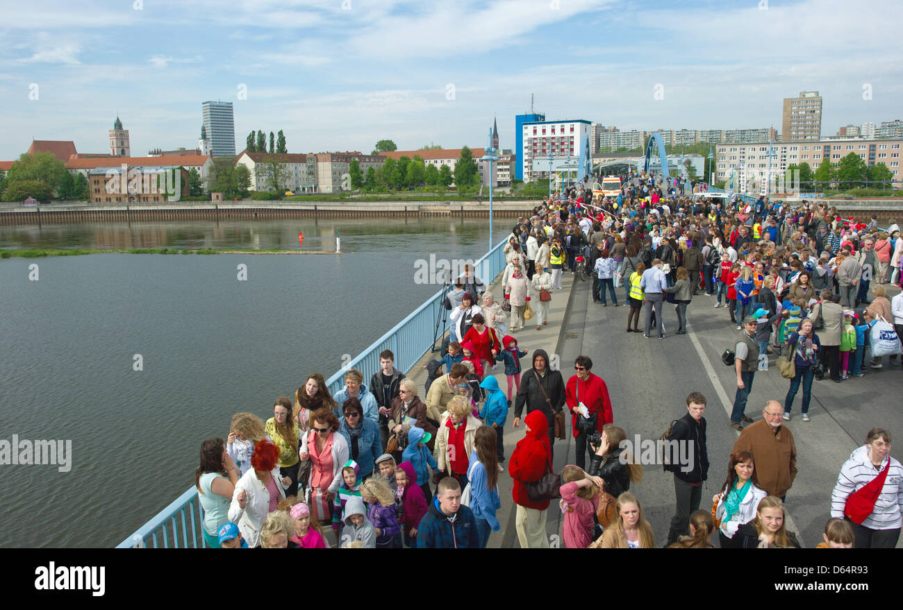 Citizens of Frankfurt (Oder) and the Polish city Slubice gather at the ...