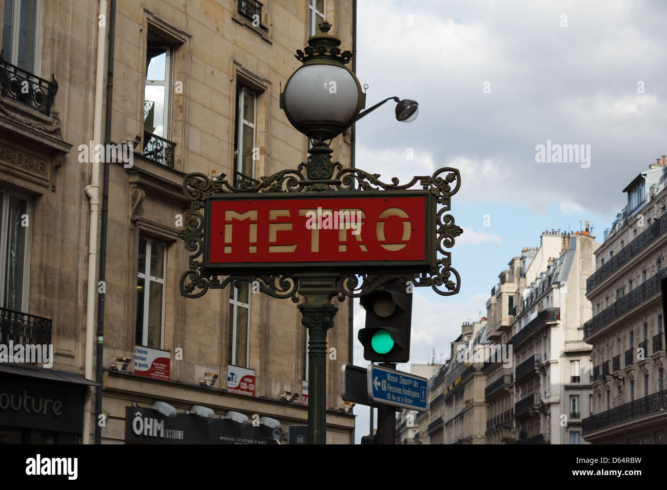 Paris metropolitan subway station sign hi-res stock photography and ...