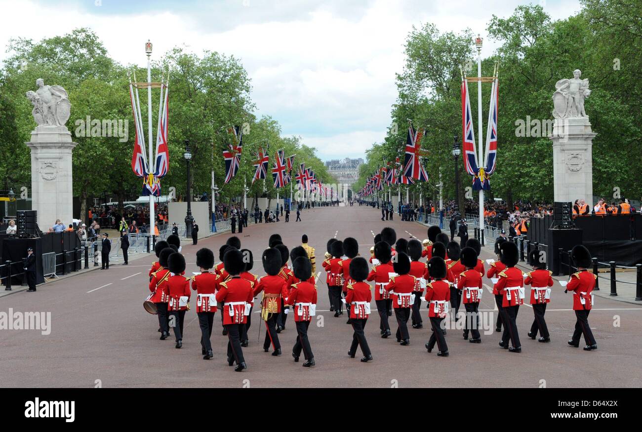 Military band wearing parade uniform, walk down the Mall in London, 05 ...