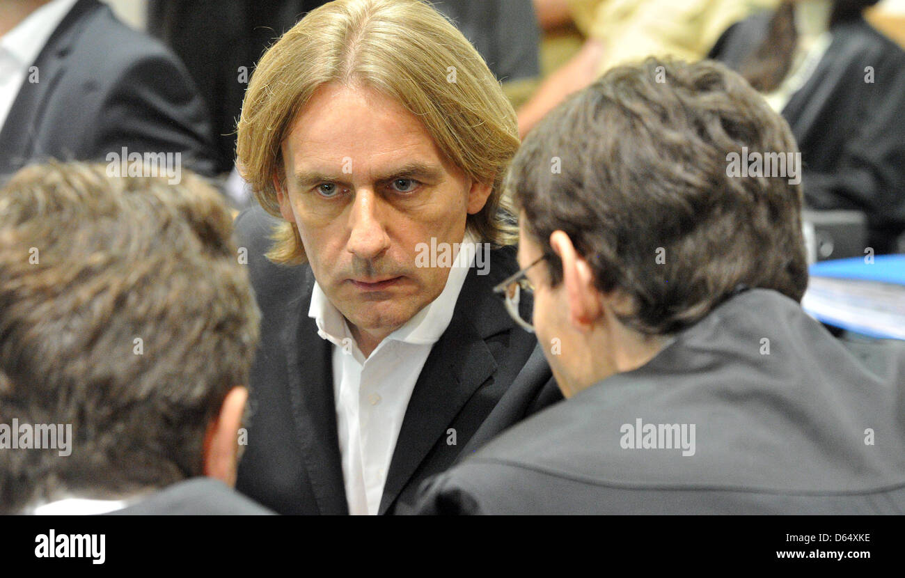 Accused Michael Rook (M) talks to his lawyers Michael Rosenthal (L) and ...