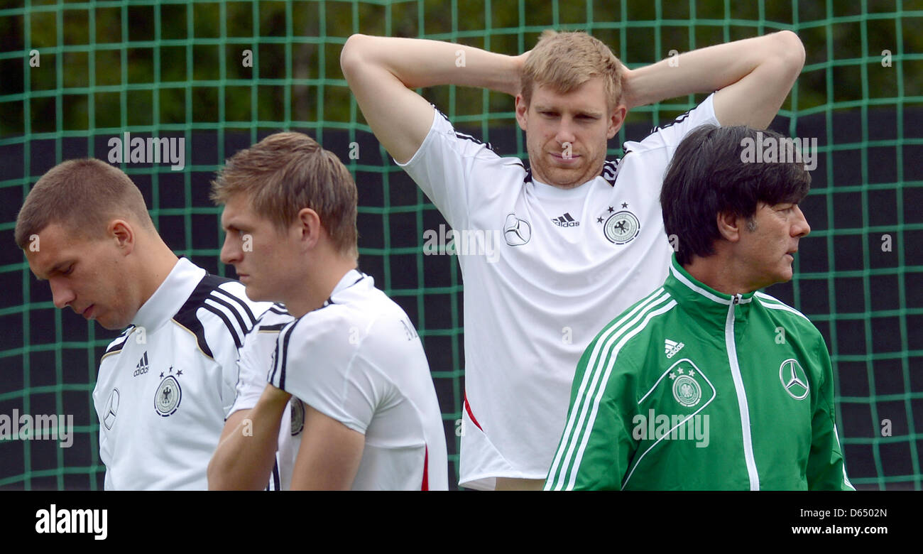 Germany's Lukas Podolski (L-R), Toni Kroos, Per Mertesacker and head ...