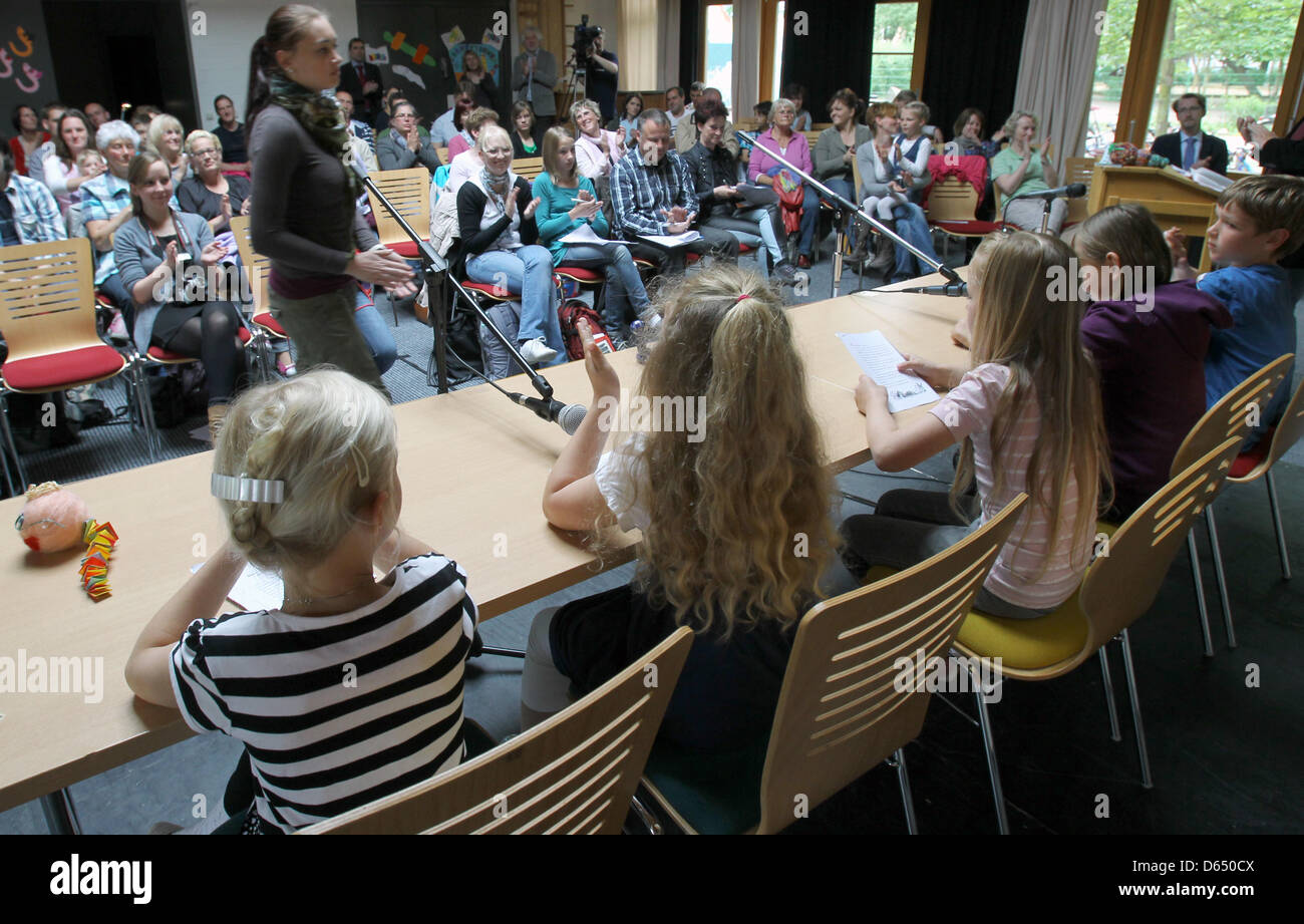 2nd year pupils have taken their places on stage at the 11th Rostock ...