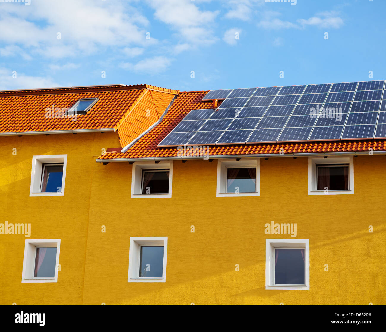 Modern solar panel house hi-res stock photography and images - Alamy