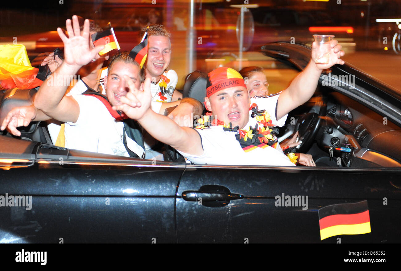 Fans celebrate the victory of the German soccer team with a motorcade ...