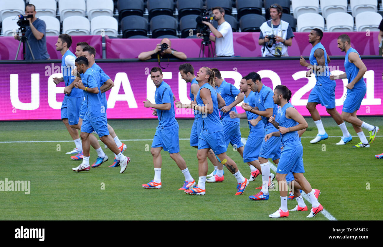 Players of team France warm-up during a training session of the French ...