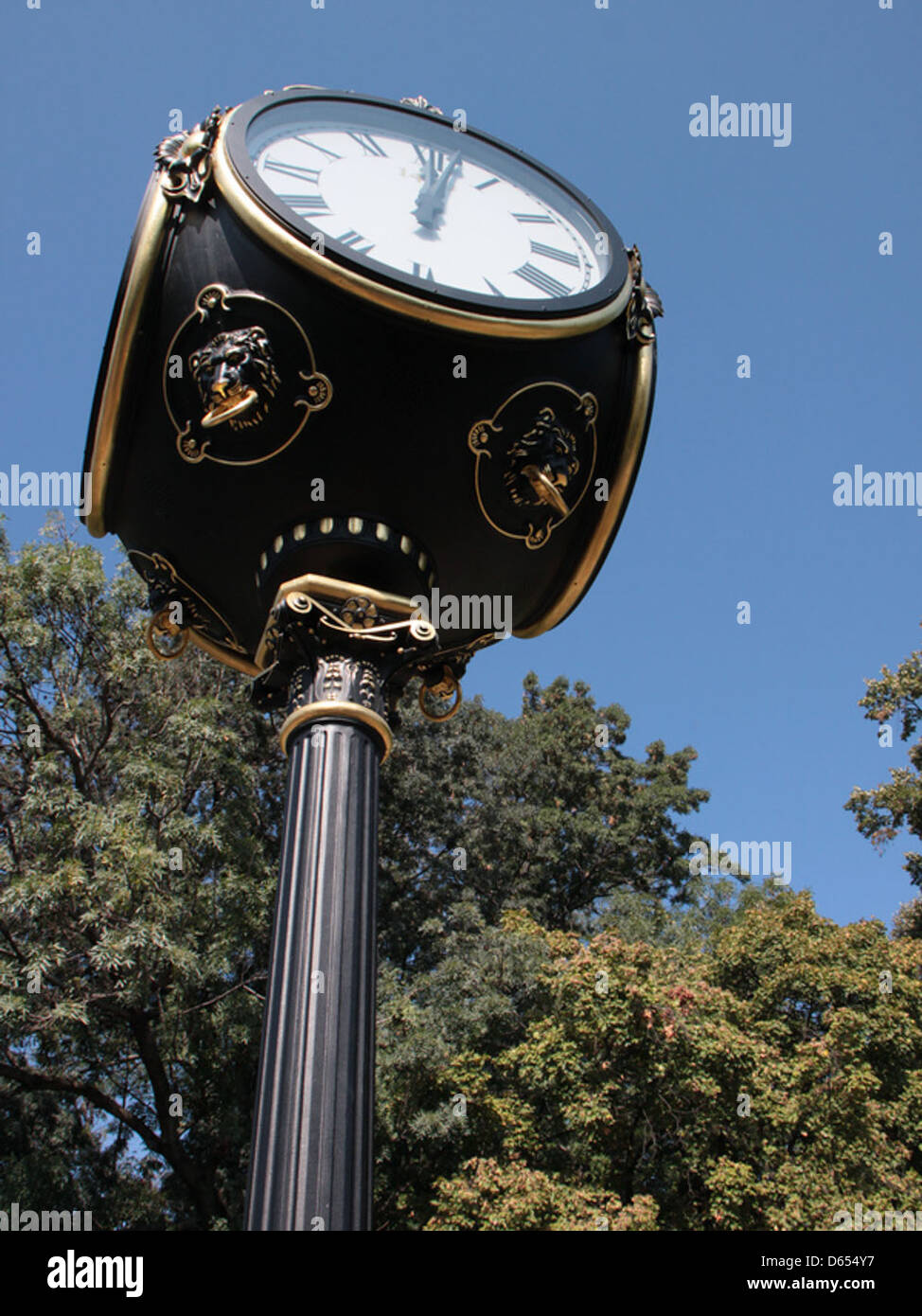 Four sided street clock hi-res stock photography and images - Alamy