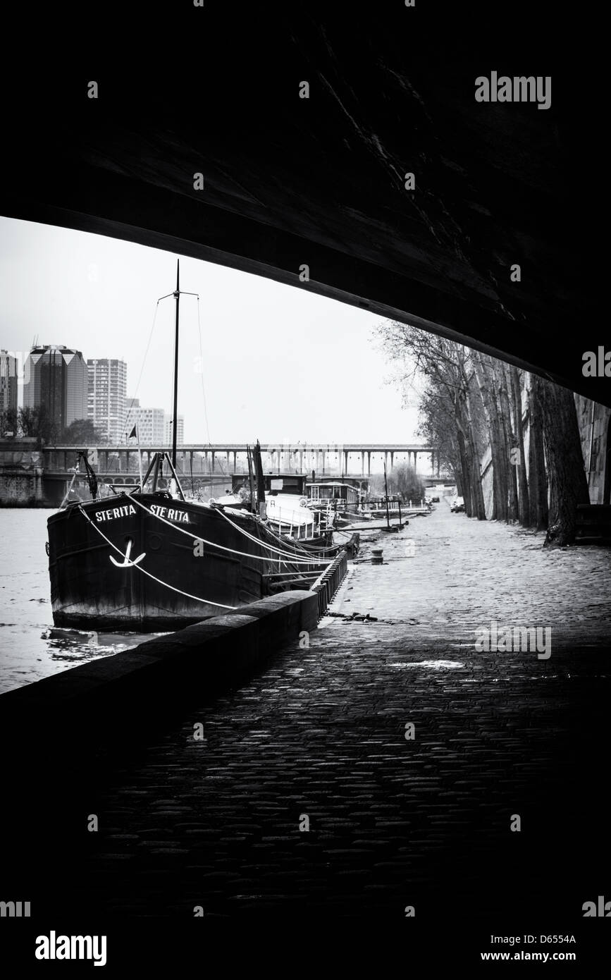 Boat under the bridge Stock Photo - Alamy