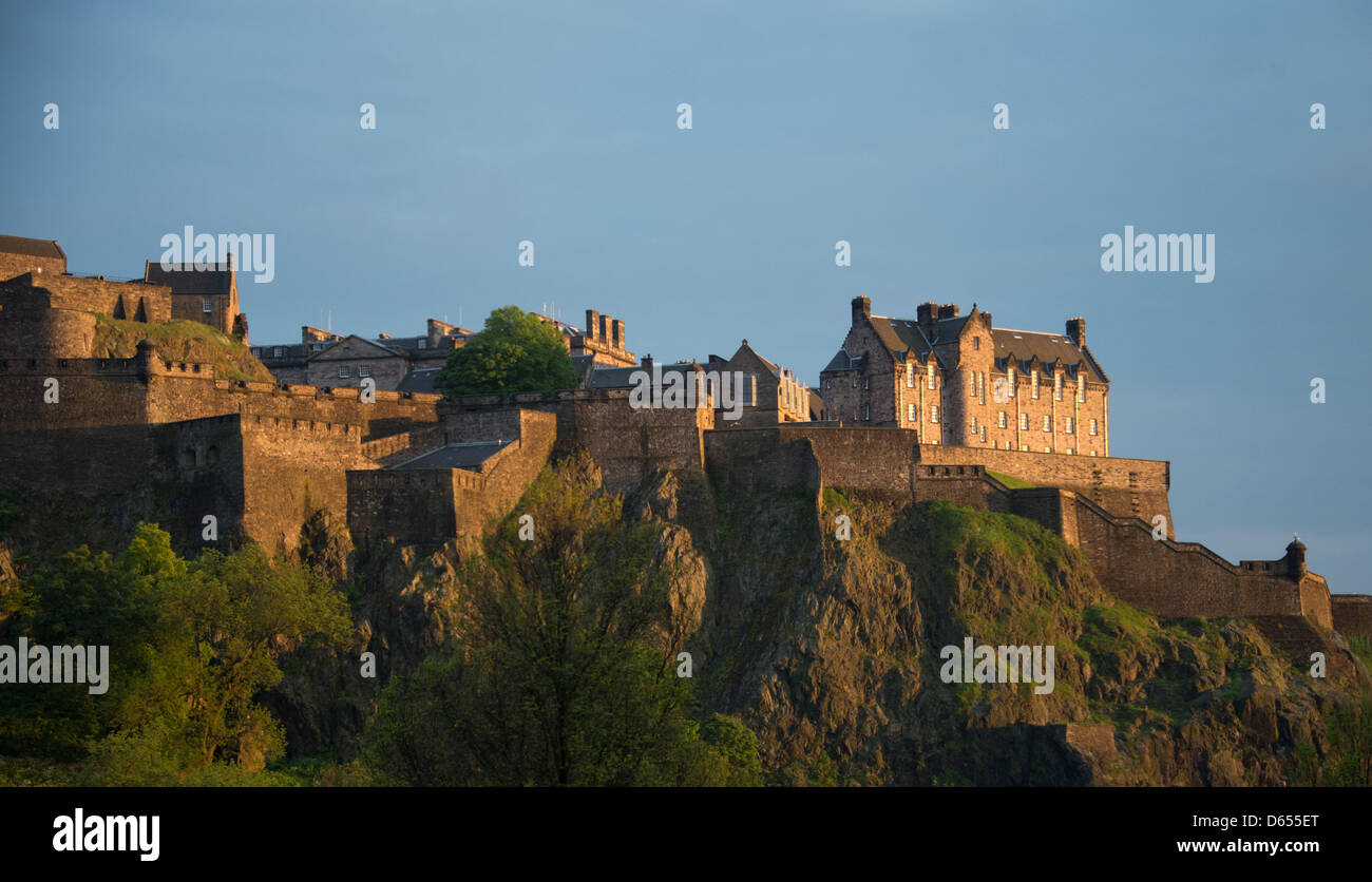 Edinburgh evening street houses hi-res stock photography and images - Alamy
